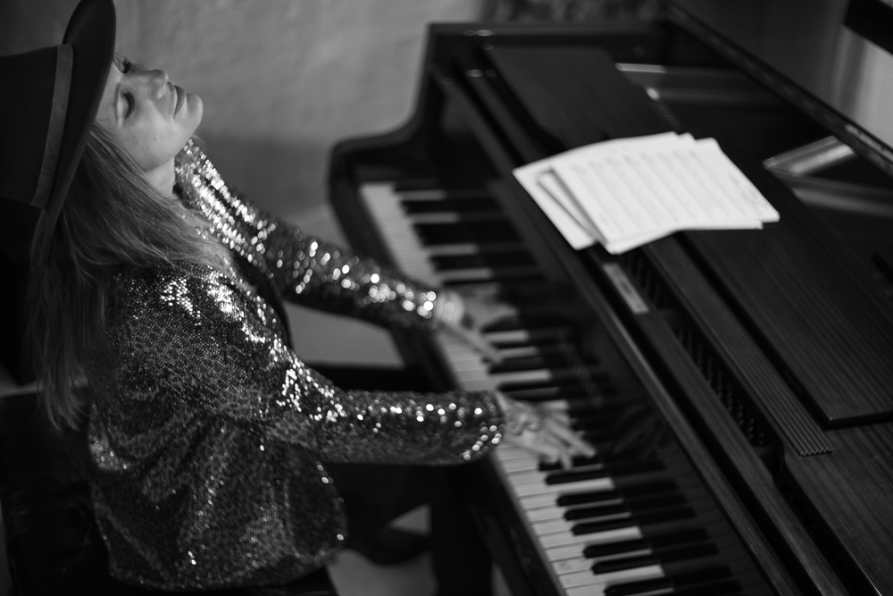 Rebeca Jiménez lanza su nuevo sencillo Calaveras y Estrellas